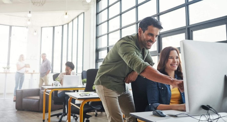 Estudiar y trabajar al mismo tiempo: 9 razones